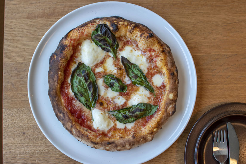 【軽井沢】2022年OPEN「spisa wood oven pizza・gelato」で、オーガニックな薪窯ピッツァを味わって｜るるぶ&more.