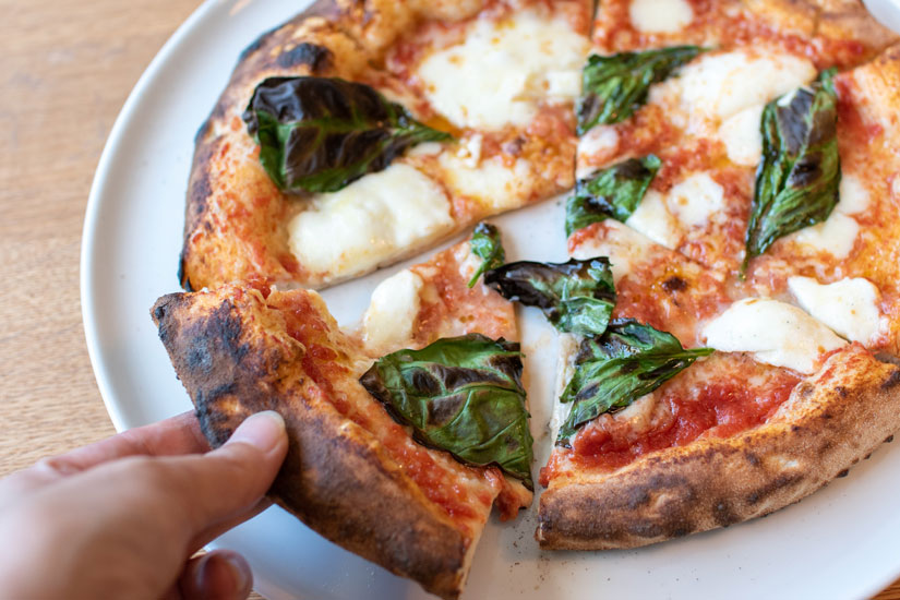 【軽井沢】2022年OPEN「spisa wood oven pizza・gelato」で、オーガニックな薪窯ピッツァを味わって｜るるぶ&more.