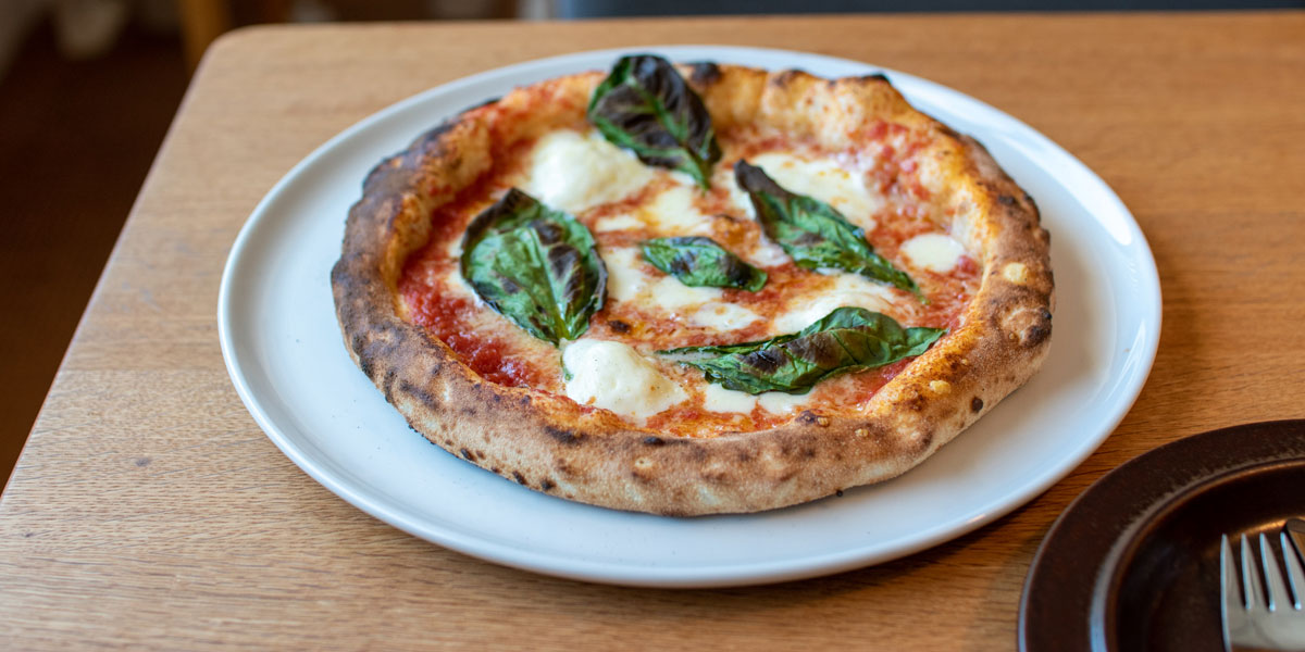 【軽井沢】2022年OPEN「spisa wood oven pizza・gelato」で、オーガニックな薪窯ピッツァを味わって｜るるぶ&more.
