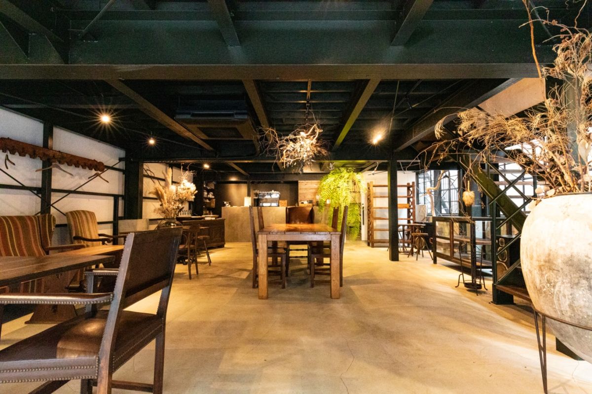 新大久保にカフェ「ROZI coffee」がオープン！非日常を味わえる贅沢空間でトレンドスイーツを｜るるぶ&more.