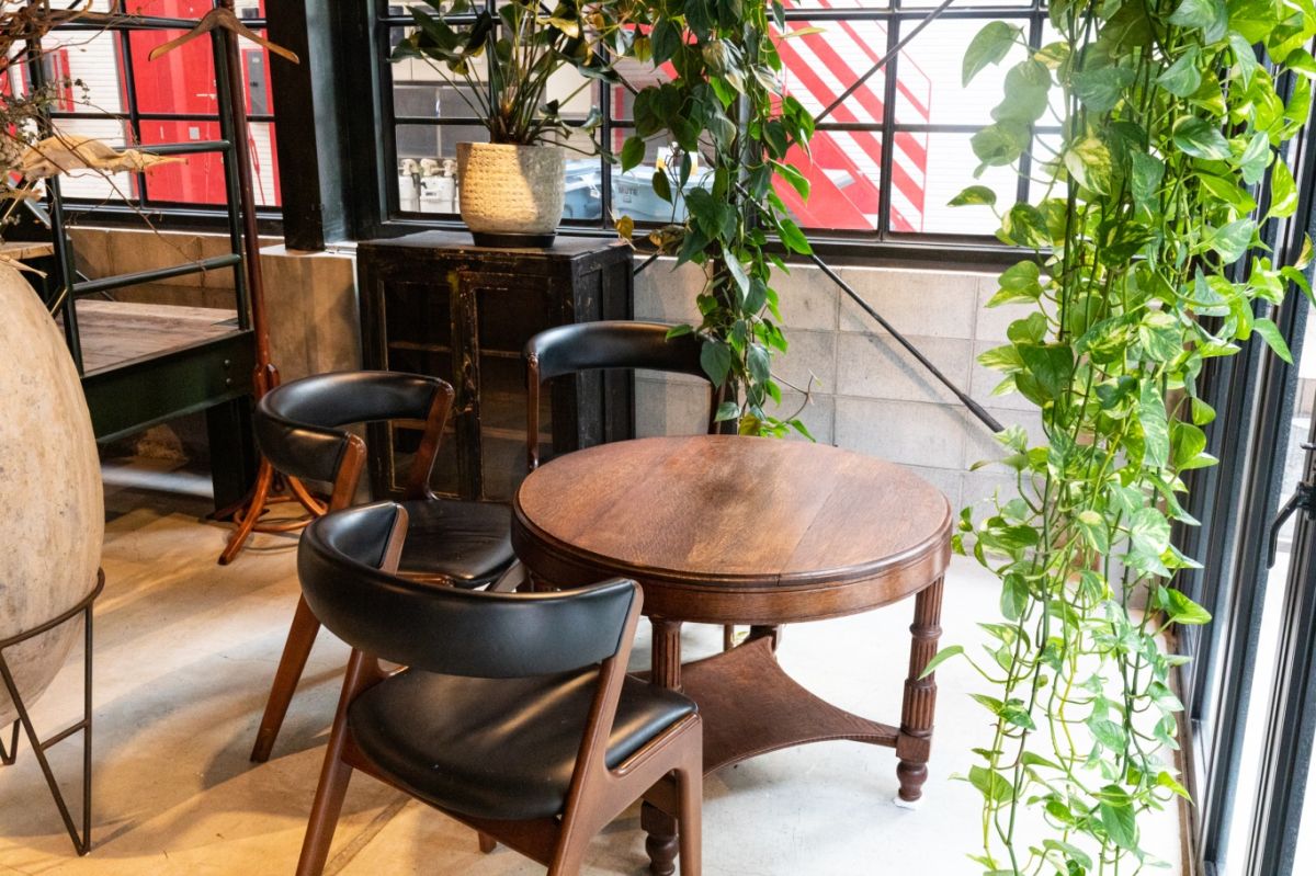 新大久保にカフェ「ROZI coffee」がオープン！非日常を味わえる贅沢空間でトレンドスイーツを｜るるぶ&more.