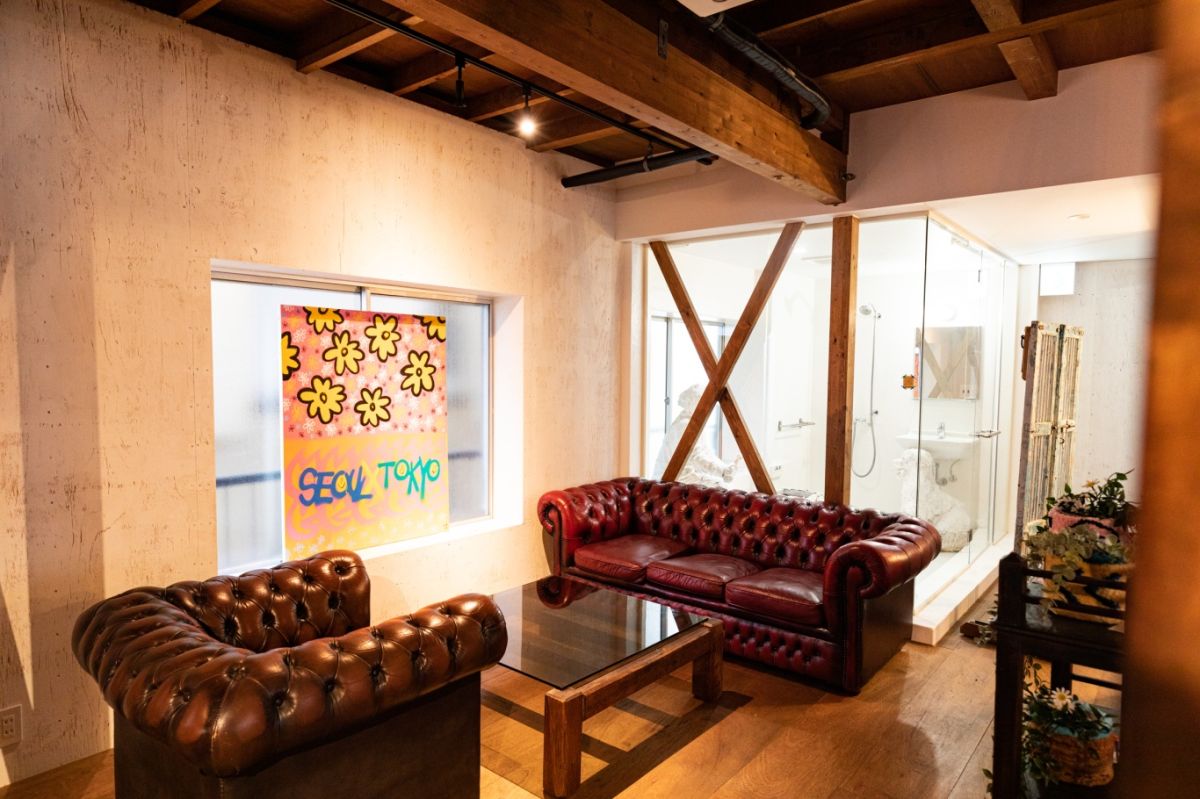 新大久保にカフェ「ROZI coffee」がオープン！非日常を味わえる贅沢空間でトレンドスイーツを｜るるぶ&more.