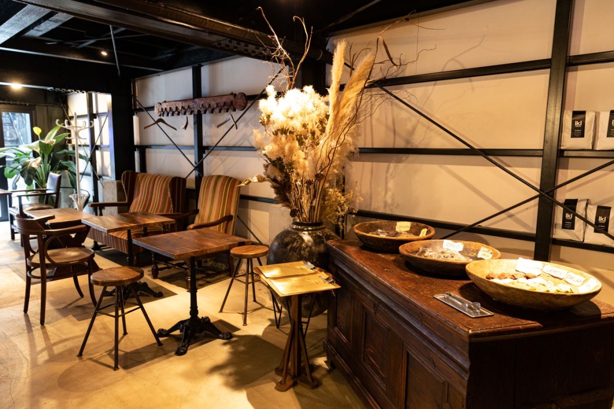 新大久保にカフェ「ROZI coffee」がオープン！非日常を味わえる贅沢空間でトレンドスイーツを｜るるぶ&more.