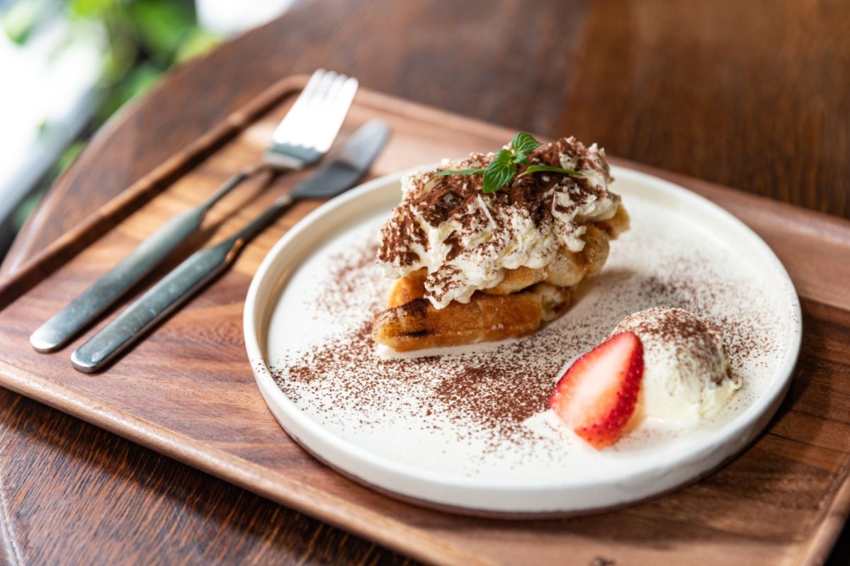 新大久保にカフェ「ROZI coffee」がオープン！非日常を味わえる贅沢空間でトレンドスイーツを｜るるぶ&more.