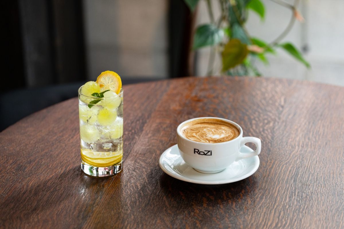 新大久保にカフェ「ROZI coffee」がオープン！非日常を味わえる贅沢空間でトレンドスイーツを｜るるぶ&more.