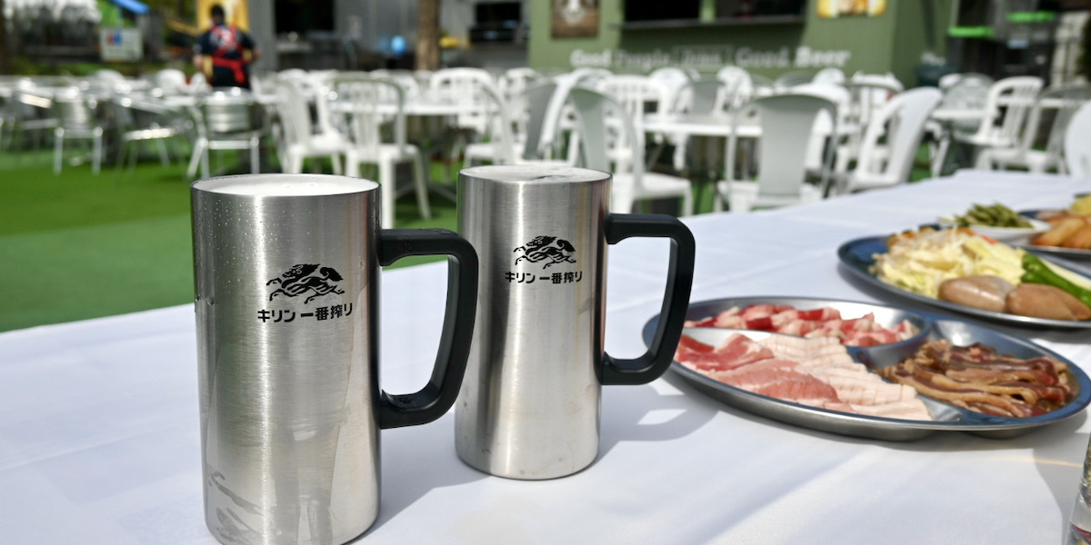 明治神宮外苑「森のビアガーデン」が今年もオープン！7種の生ビールと自然を満喫｜るるぶ&more.