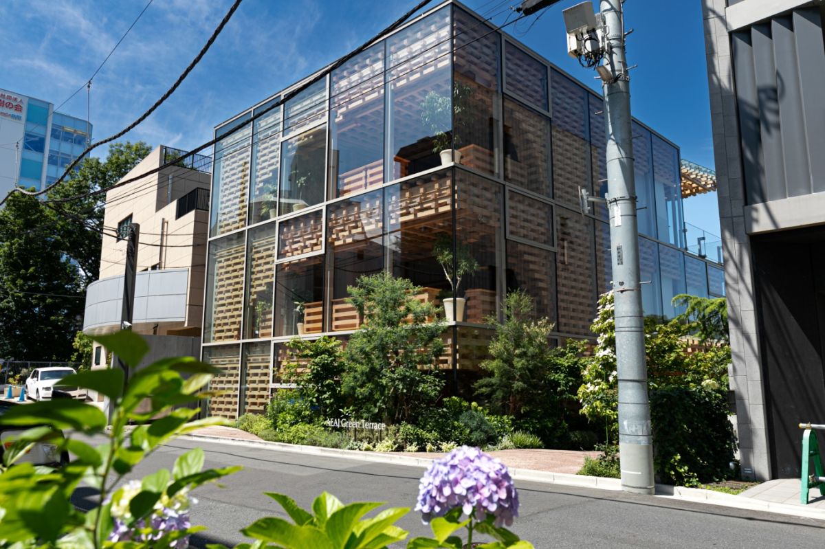 【おとなのソロ部】五感でアロマの魅力を体験するソロ時間。原宿「AEAJ Green Terrace」へ｜るるぶ&more.