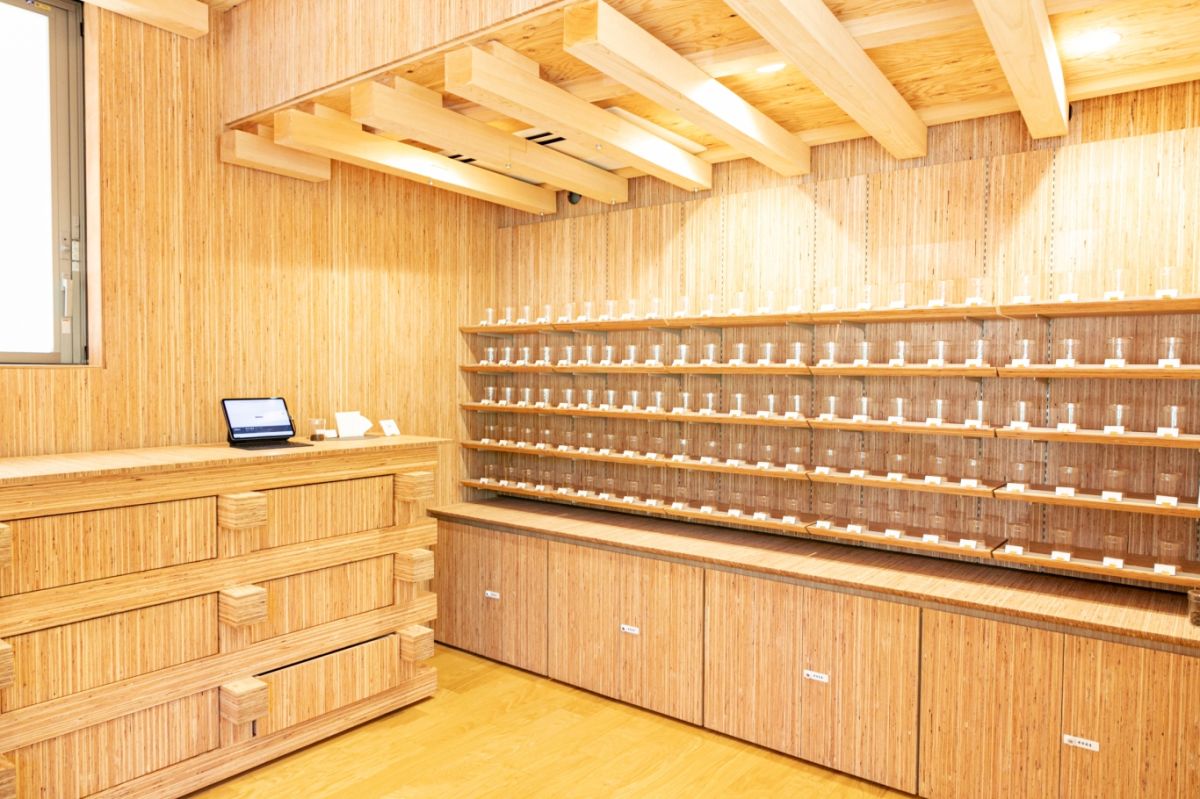 【おとなのソロ部】五感でアロマの魅力を体験するソロ時間。原宿「AEAJ Green Terrace」へ｜るるぶ&more.