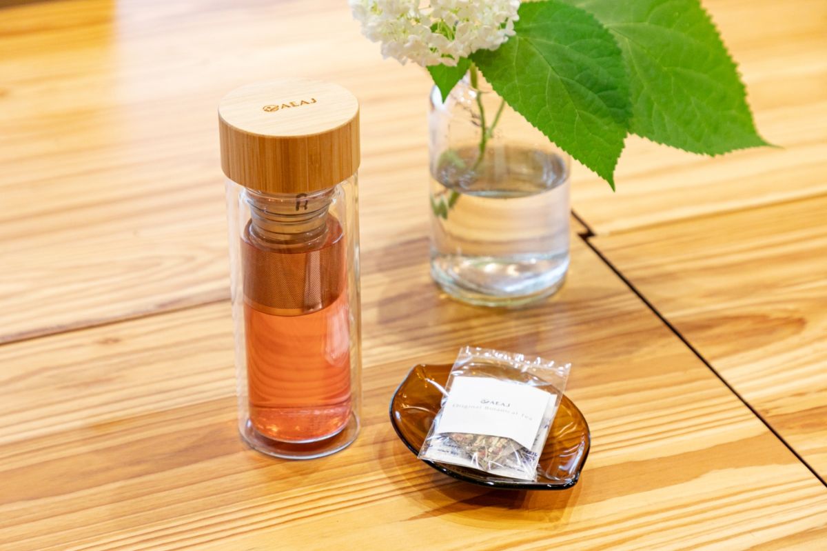 【おとなのソロ部】五感でアロマの魅力を体験するソロ時間。原宿「AEAJ Green Terrace」へ｜るるぶ&more.