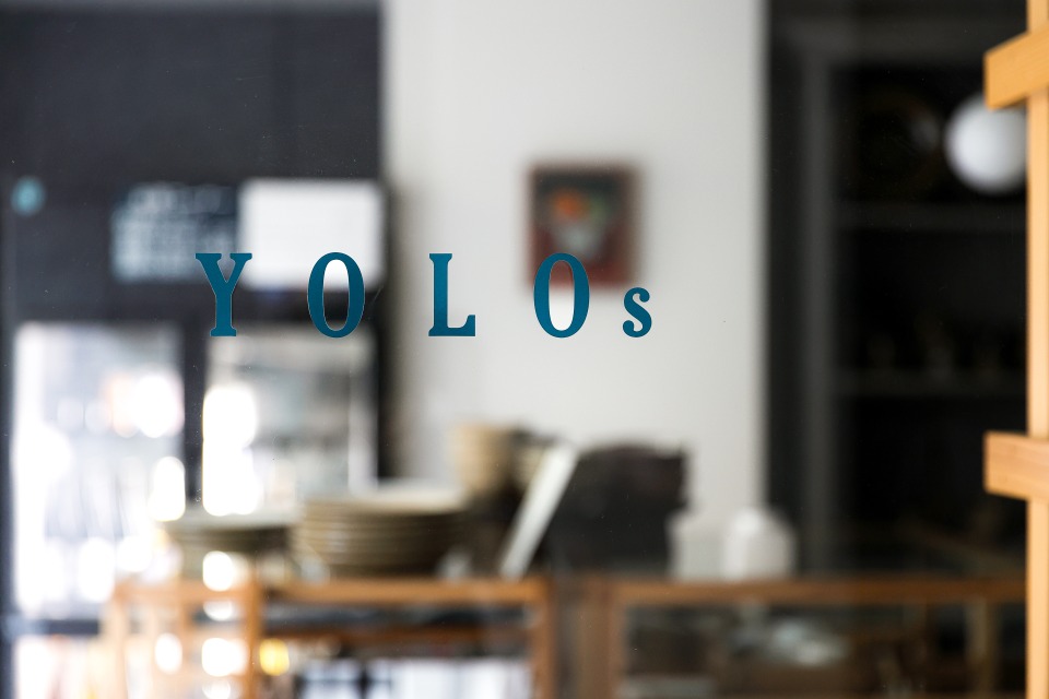 【おとなのソロ部】京都「YOLOs」で出合った“うまいもん”。物語のある逸品をおうちでじっくり楽しむ至福のひとり時間｜るるぶ&more.