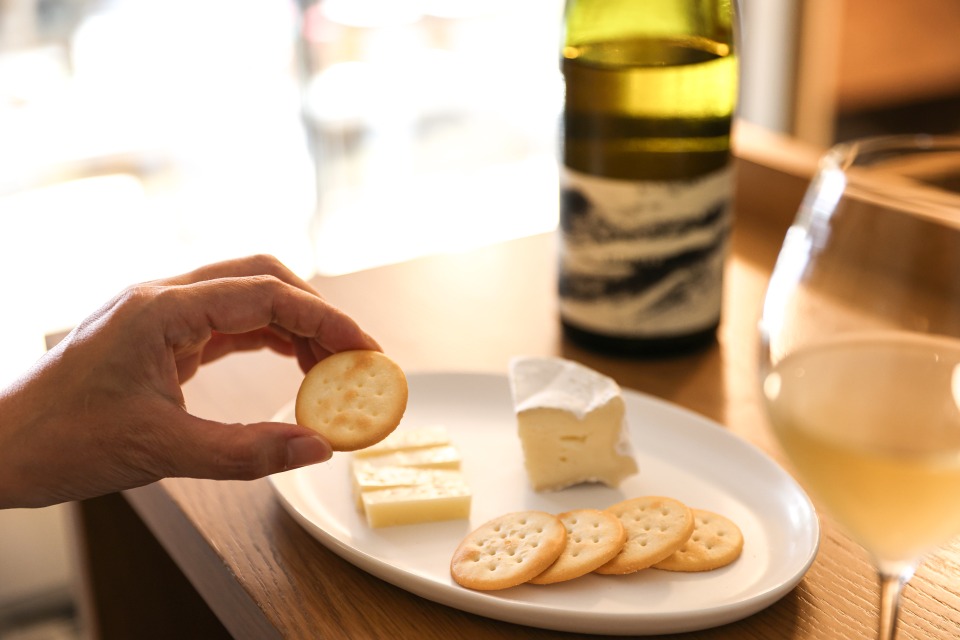 【おとなのソロ部】京都「YOLOs」で出合った“うまいもん”。物語のある逸品をおうちでじっくり楽しむ至福のひとり時間｜るるぶ&more.